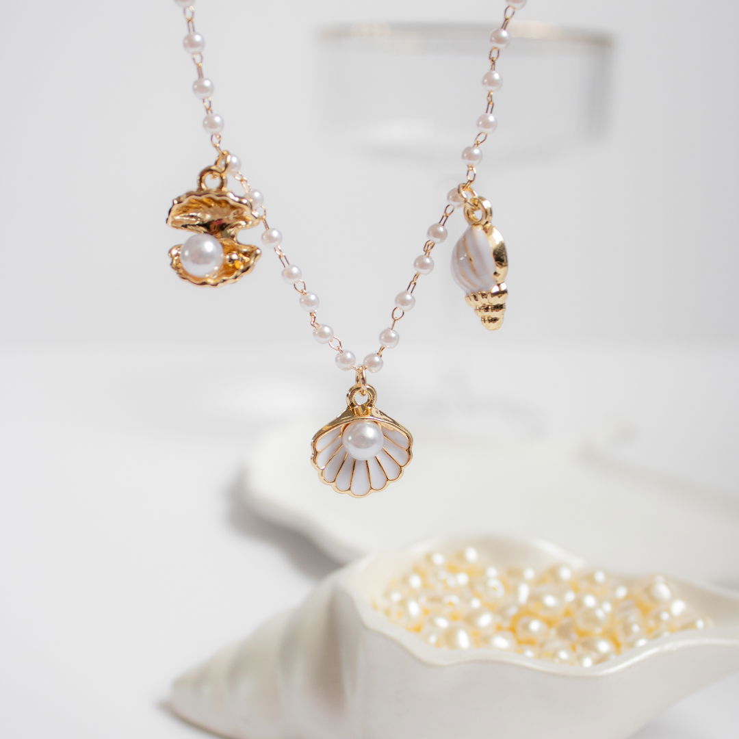 Carol Freitas Bijux - Colar Curto - Conchas e Pérolas